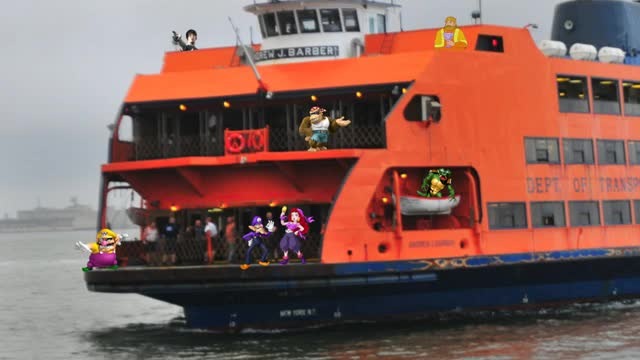 Wario muere al saltar por la borda y ser picado por las hélices del ...