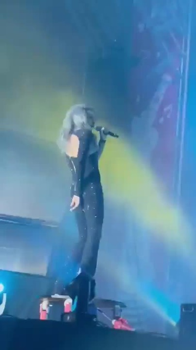 Video de Mario Vaquerizo cayendose en un concierto - Meme by k1ZUL ...