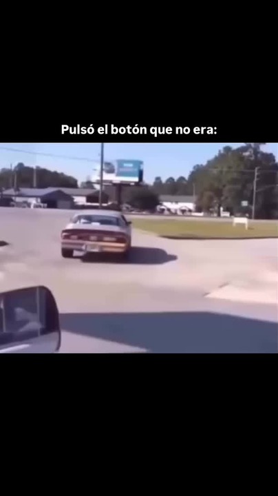 Tocó el botón prohibido... y ahora todos corren - Meme subido por ...