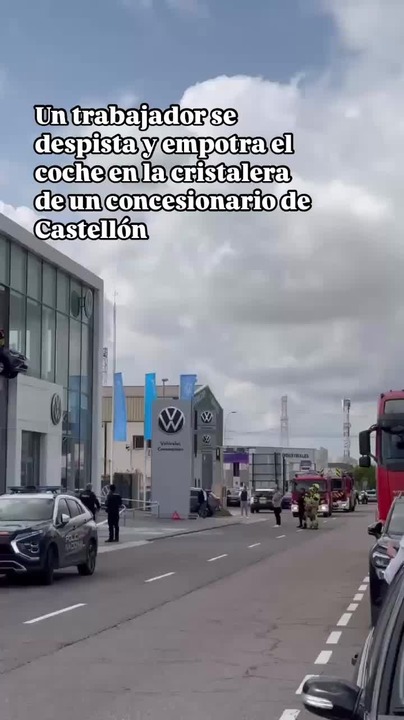 Cuando tu primer día de curro acaba en vitrina - Meme subido por ...