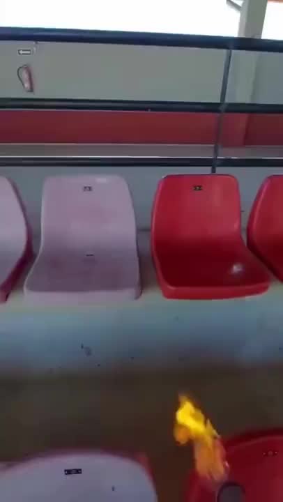 Restoring stadium seats - Meme subido por schizoidman :) Memedroid