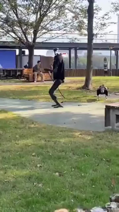 Robot sacando a pasear a perro robot - Meme subido por andrewtheidot ...