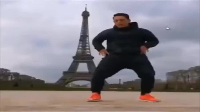 Momo bailando en París - Meme subido por Stick.Net :) Memedroid