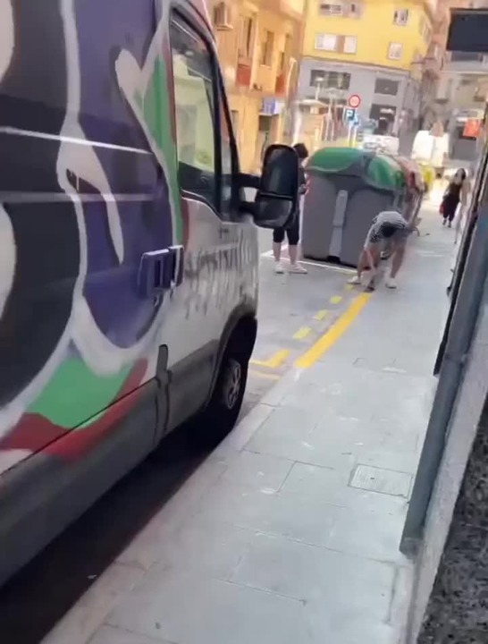 cambiando de color las líneas de aparcamiento - Meme by TaRiSTAn ...